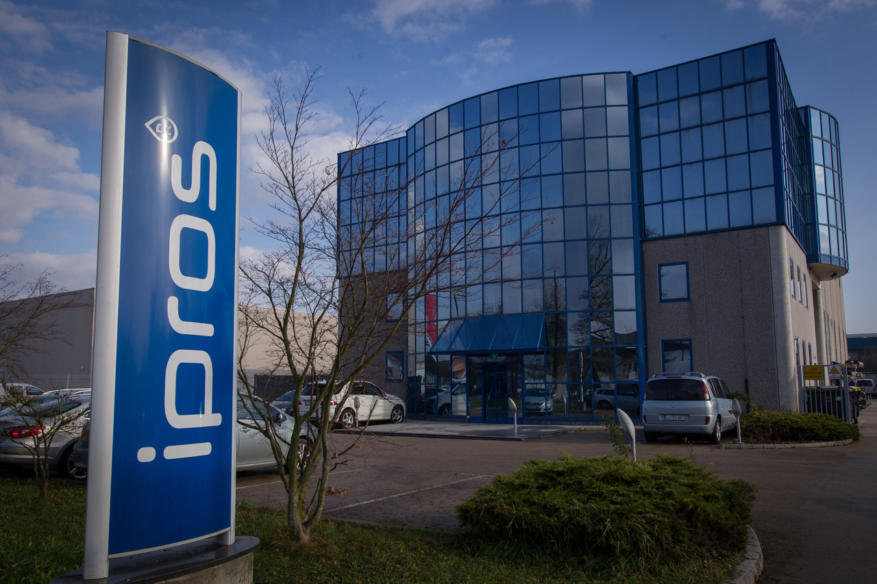 Družinsko podjetje, ki ima dve toplotni črpalki, fotovoltaiko, pametno stavbo