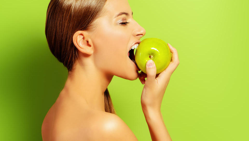 Ugriznite v jabolko tudi s protezo