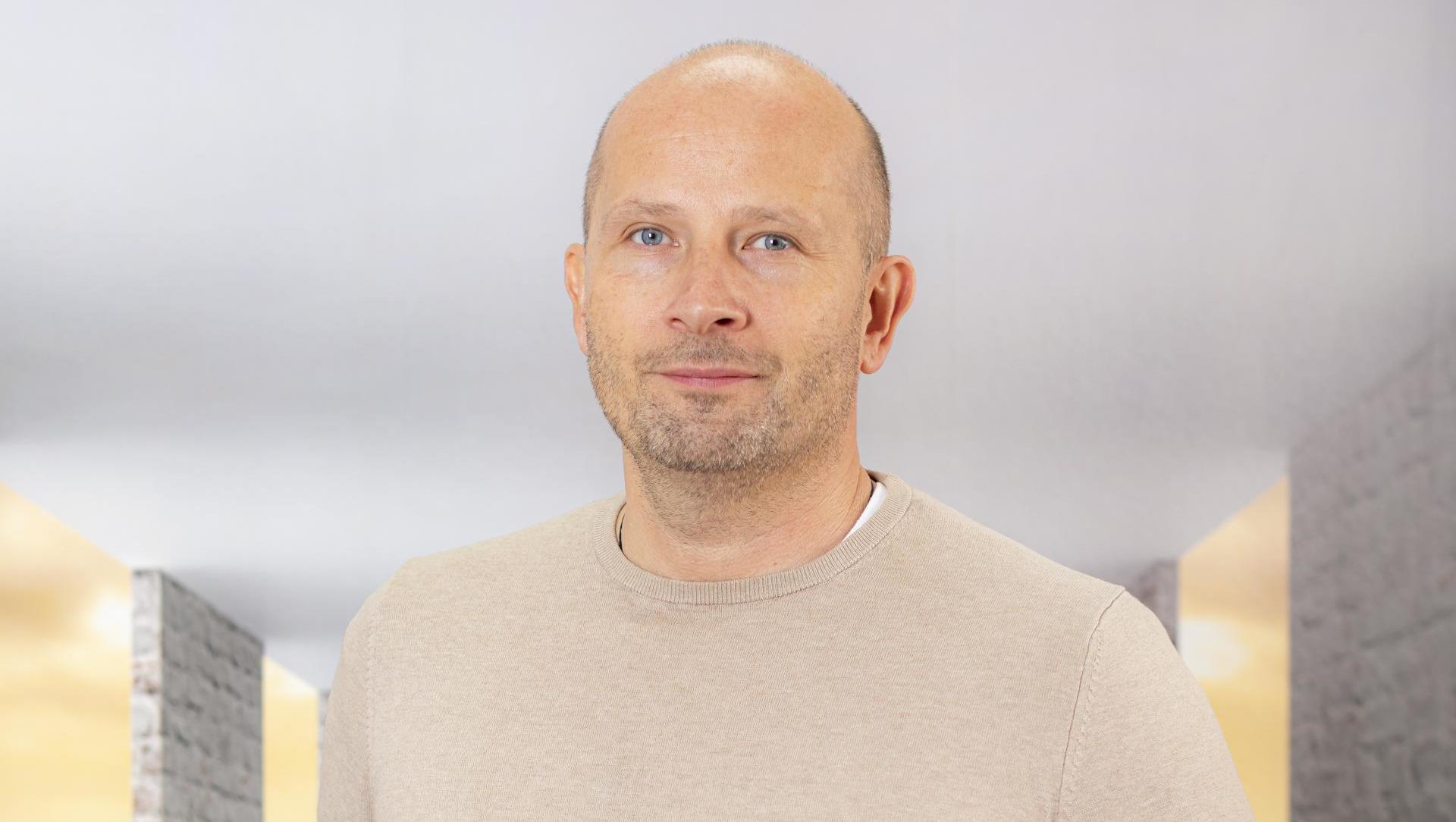 ANKETA: Kakšno leto 2024 napovedujejo direktorji IKT-podjetij