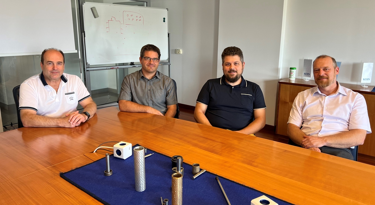 Malo podjetje z velikimi inovacijami je v svoji proizvodnji komponent ...