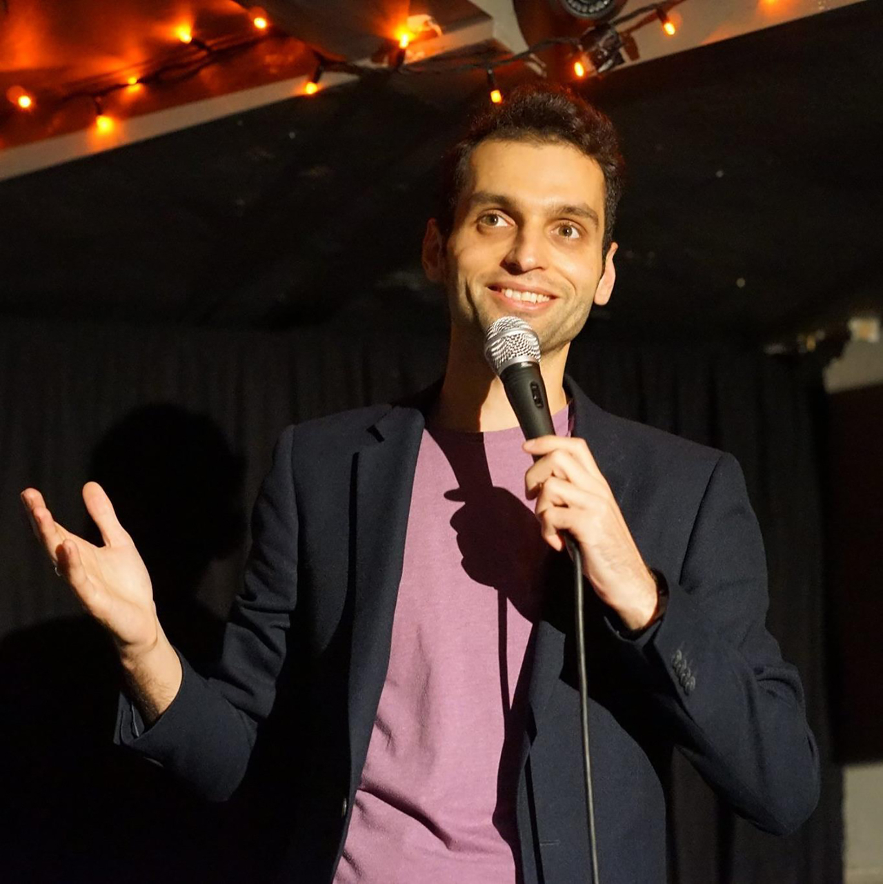 (intervju) Konstantin Kisin, ekonomist in komik: Ljubezensko pismo ...