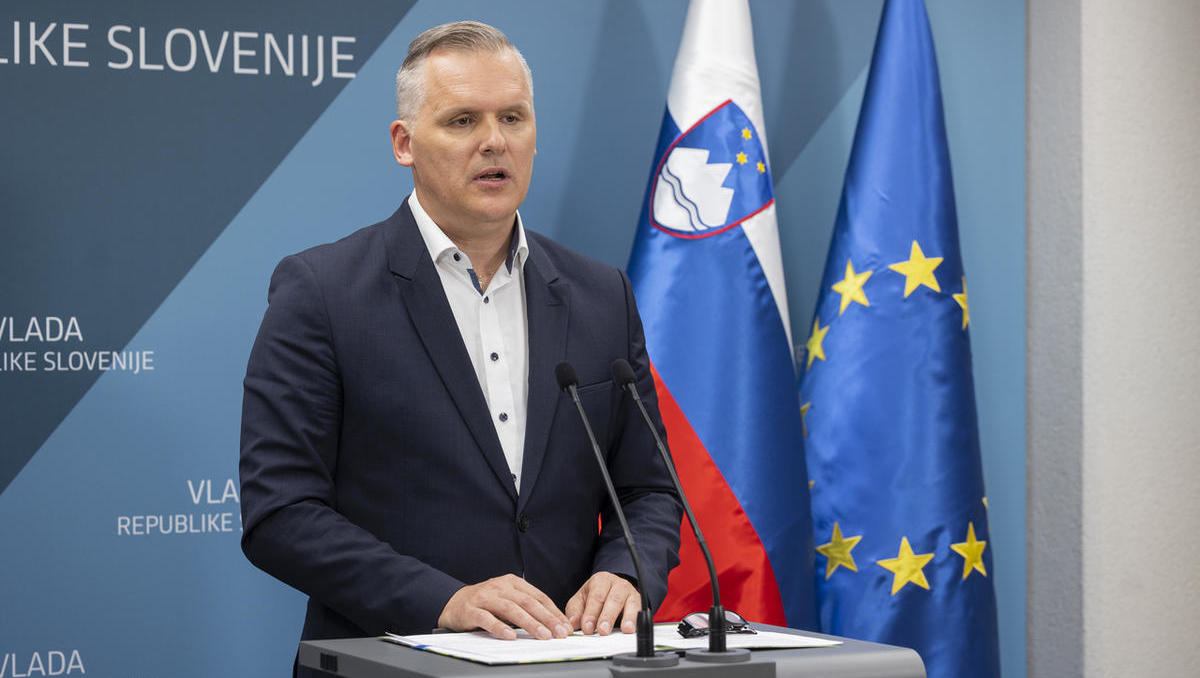 Minister Kumer pričakuje, da bodo decembra vsi odjemalci sklenili ...