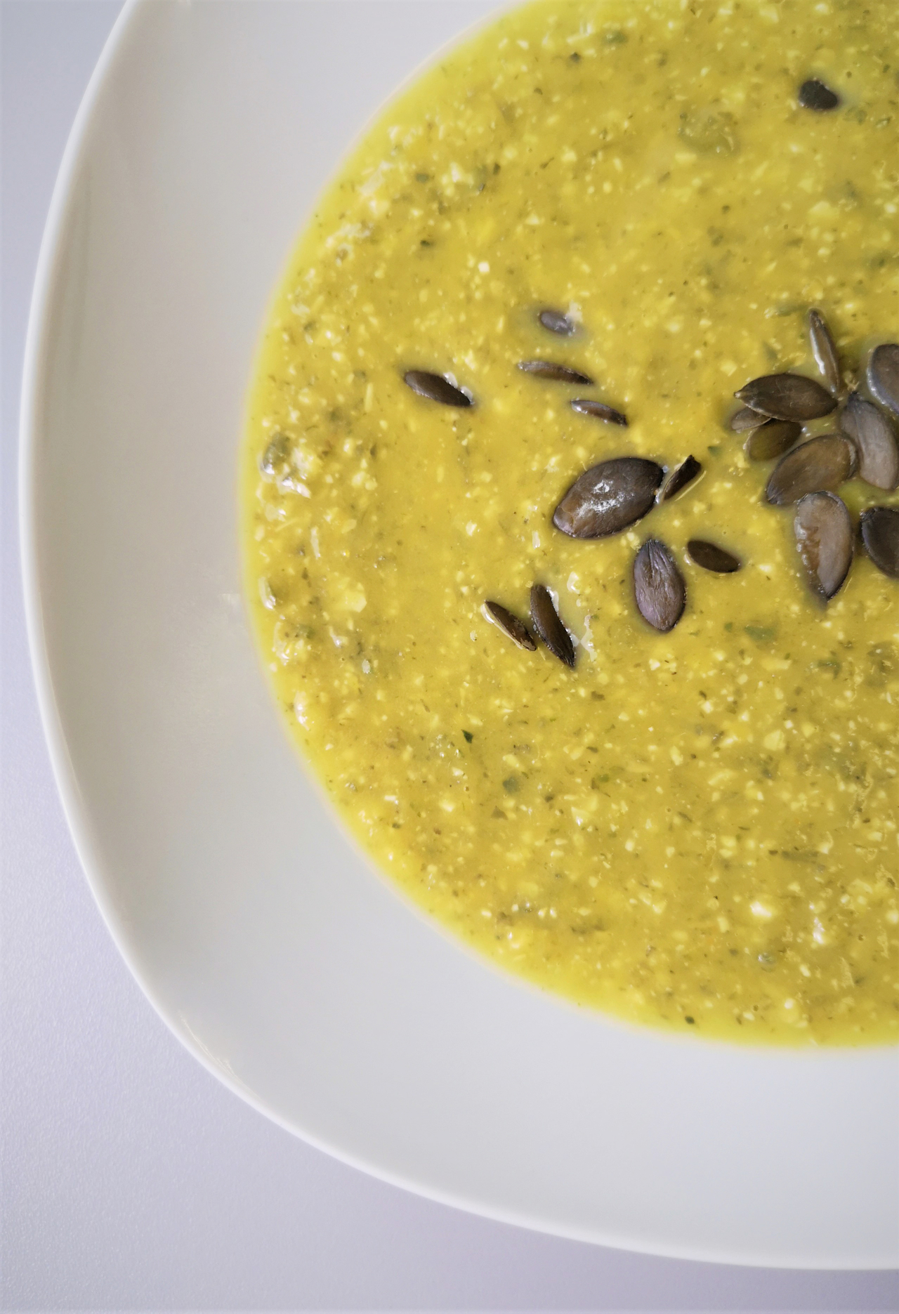 (recept) Kremna bučna juha s semeni in ajdove valvice z zeljnimi krpicami