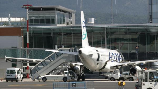 Kdo si mane roke po prevzemu brniškega letališča