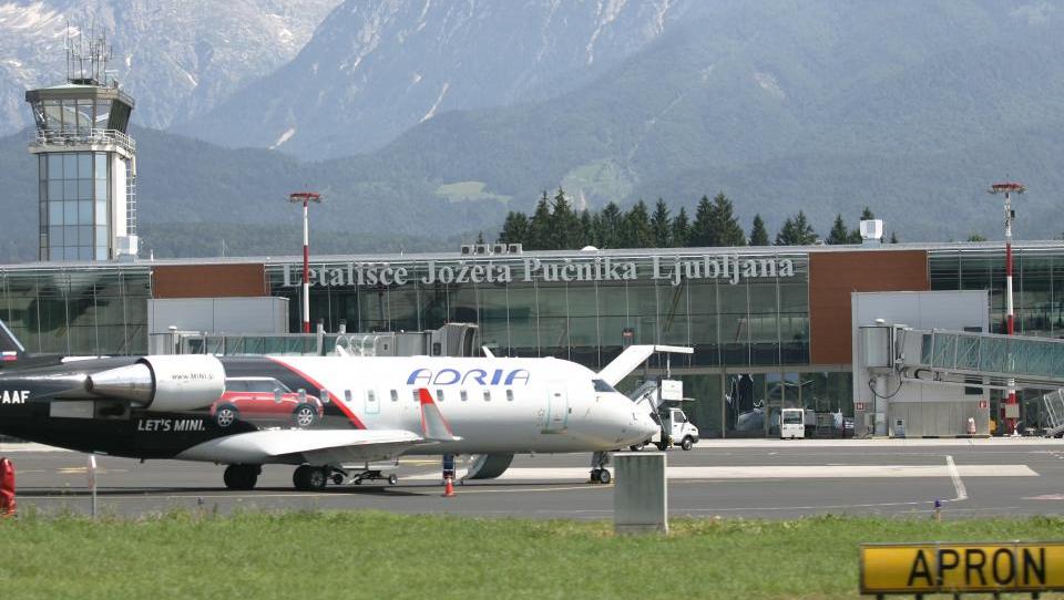 Kdo si mane roke po prevzemu brniškega letališča