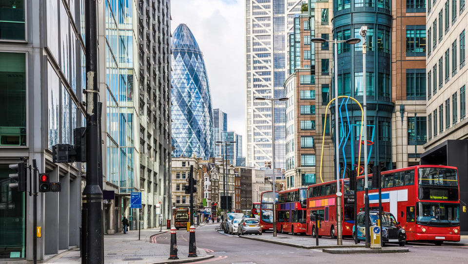 Moody's: Britanski BDP bo nižji za več kot 10%