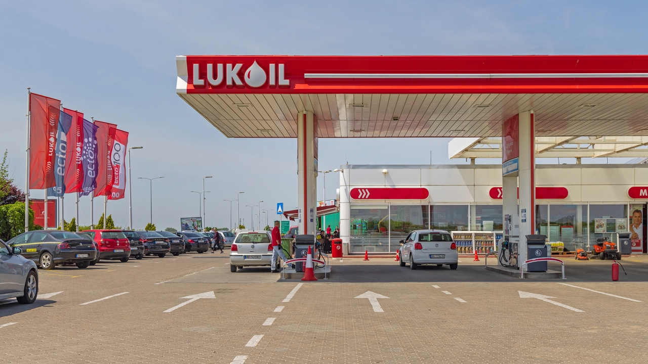 Lukoil prodal črpalke v tujini švedskemu podjetju Gunvor