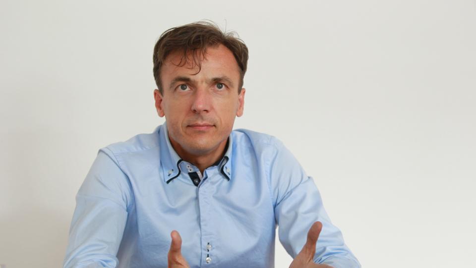 To je Domžalčan, ki je pamet prodal najprej v Bruselj, zdaj pa še v Indijo