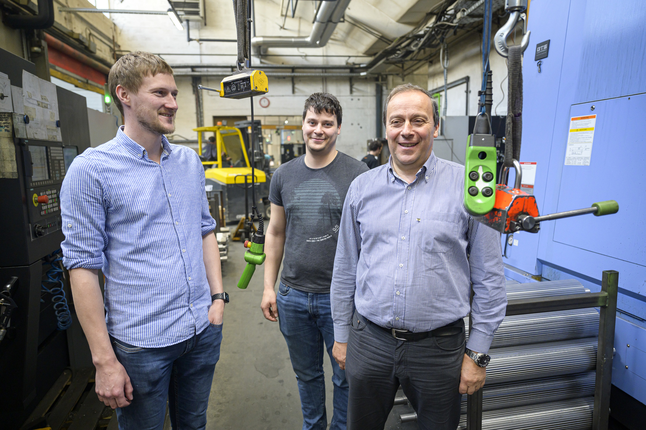 (fotoreportaža) Mebor s stroji za razrez hlodov in desk na vseh celinah