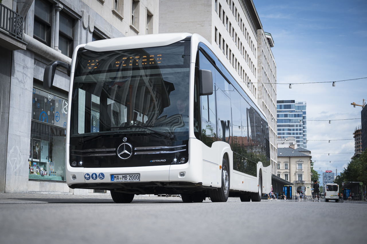 Vozili smo Mercedesovega električnega ecitara in testirali funkcijo ...