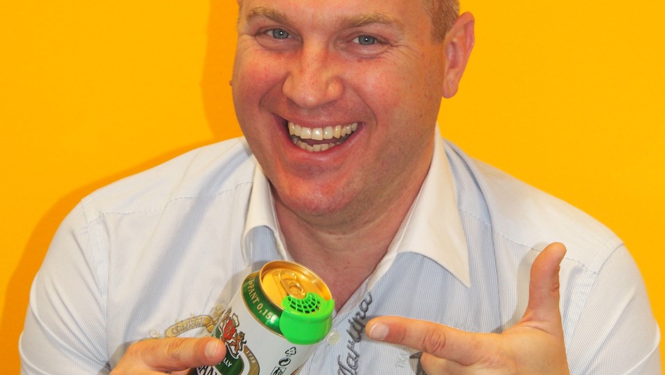 Nekdanji slovenski glasbenik razvil ščitnik za pitje iz pločevink