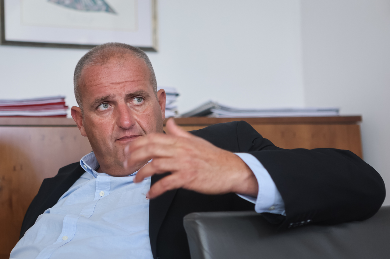 Javni investitorji tiščijo glavo v pesek