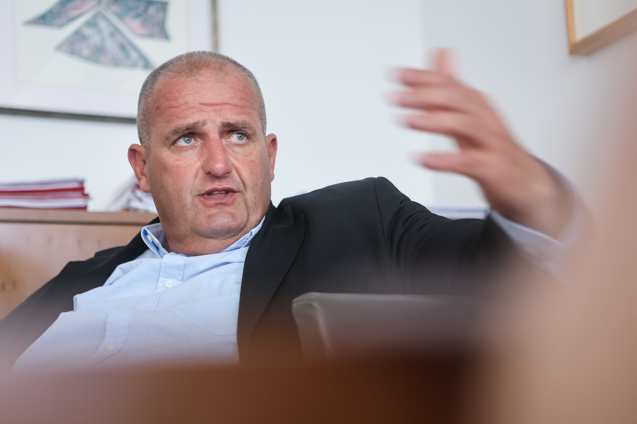 Javni investitorji tiščijo glavo v pesek