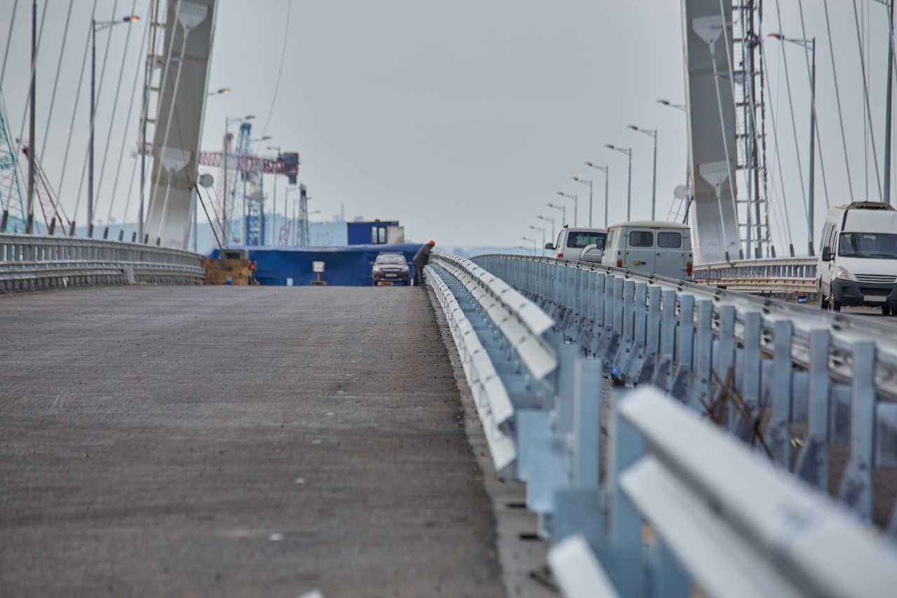 (video) Krimski most: Putin se je simbolično pripeljal na polotok s ...