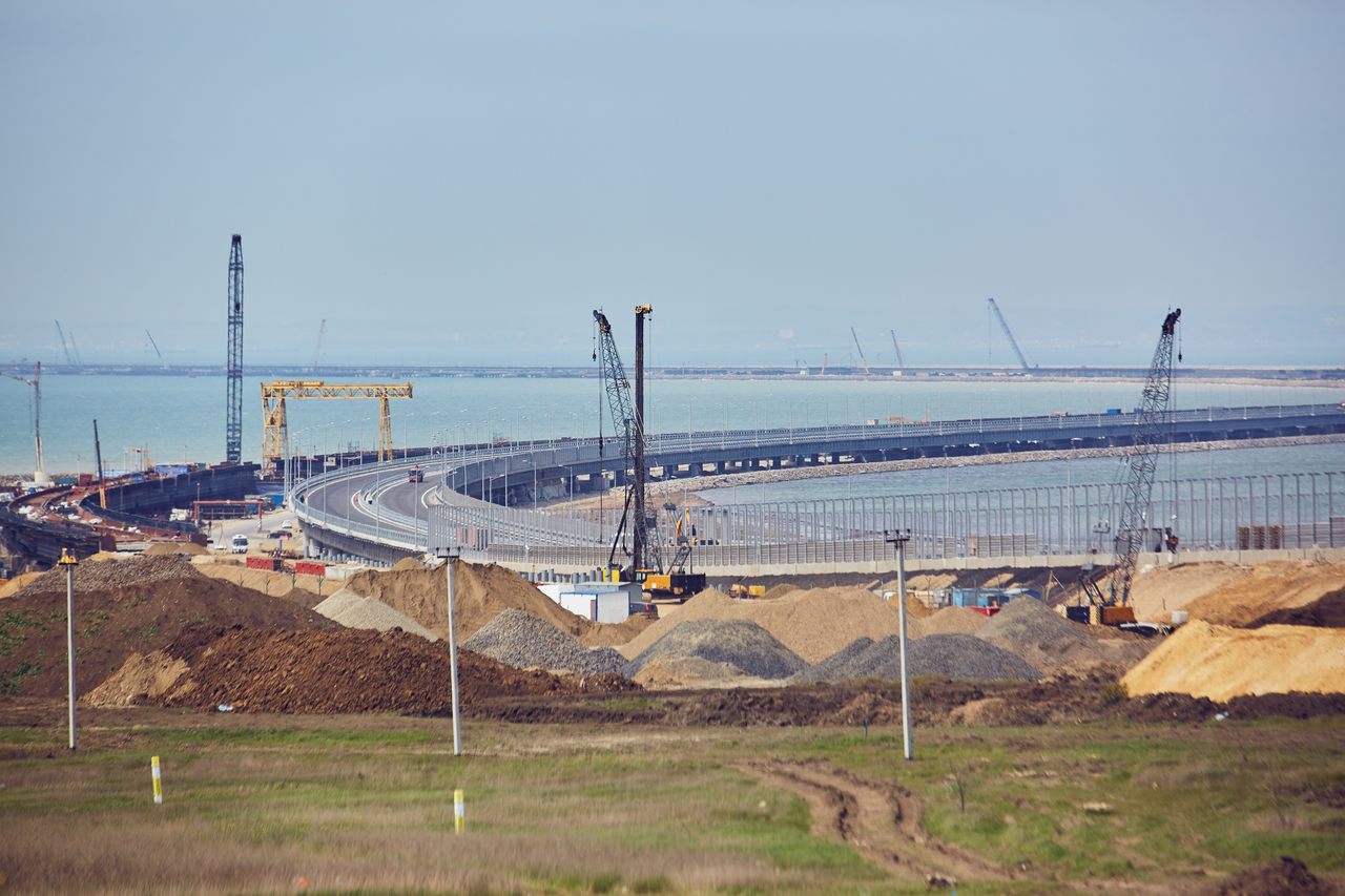 (video) Krimski most: Putin se je simbolično pripeljal na polotok s ...