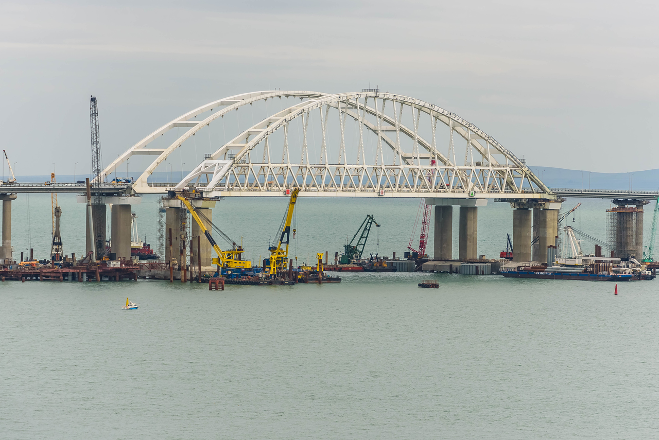 (video) Krimski most: Putin se je simbolično pripeljal na polotok s ...