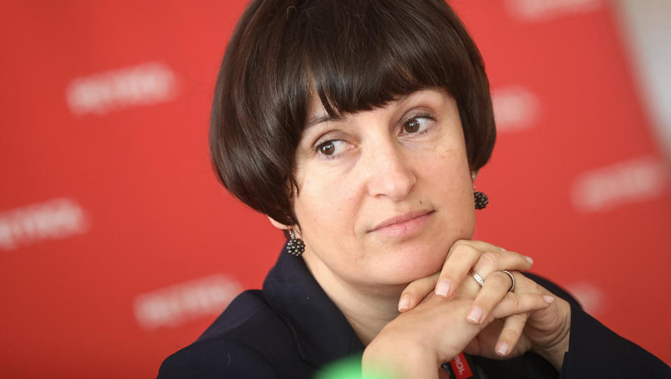 Nada Drobne Popovič poslancem razložila, kako je z Geoplinom. Golob še ...