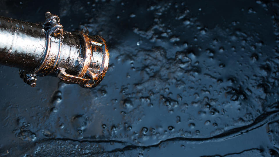 Surova nafta se je pocenila in je vredna manj kot pred zadnjimi ...