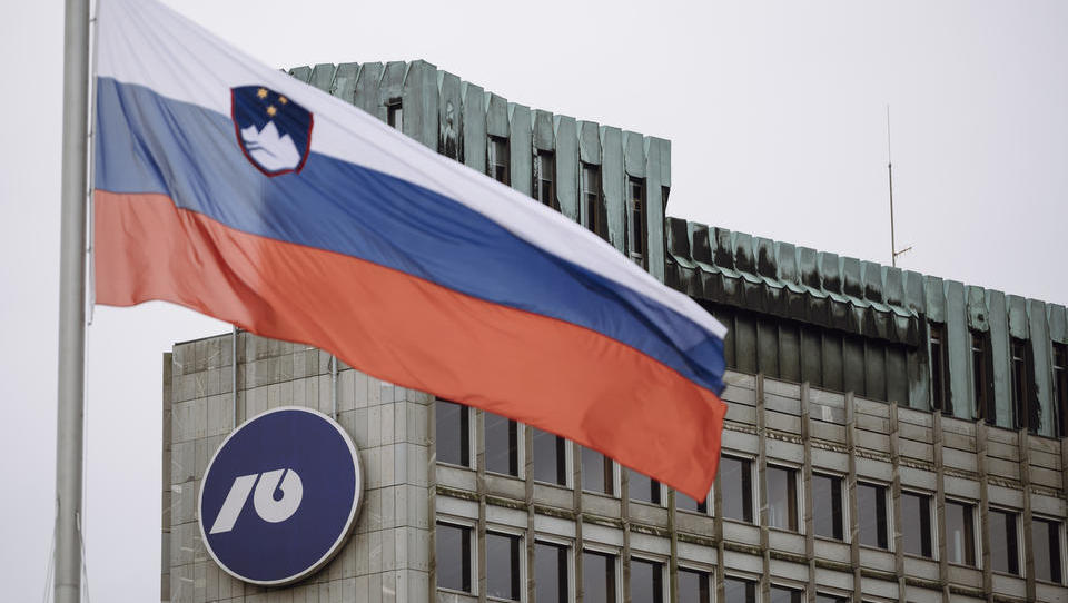 NLB se je zadolžila na zalogo: na kaj to nakazuje?