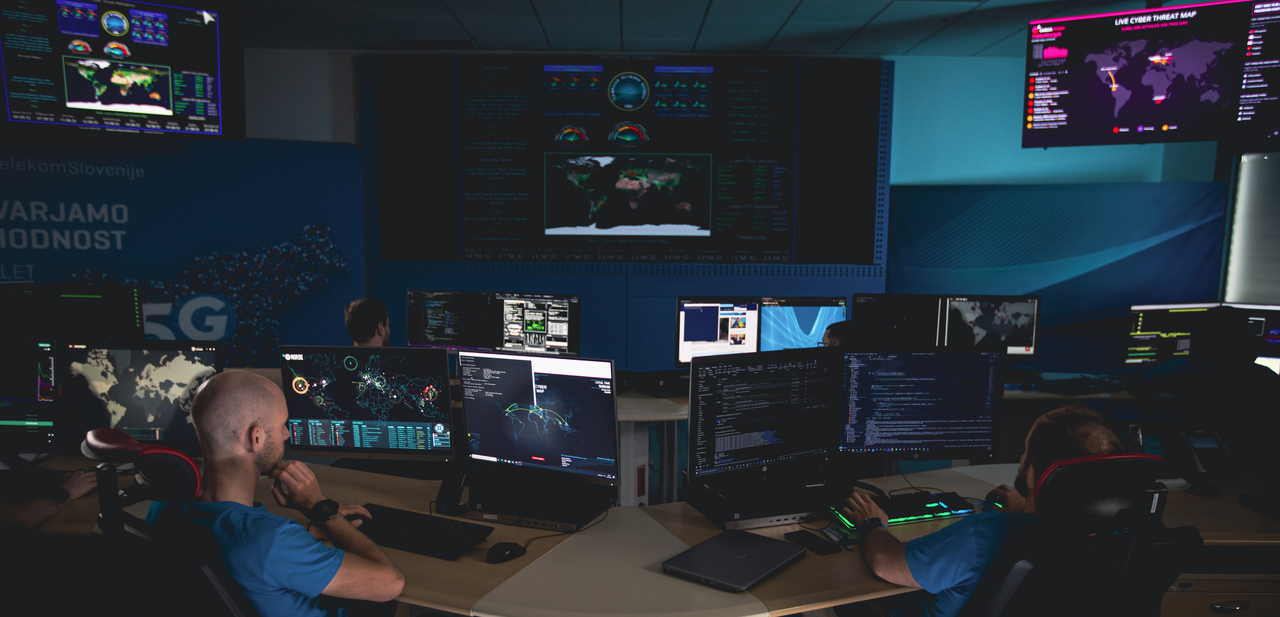 Kdo vas varuje pred hekerji, ko ponoči spite