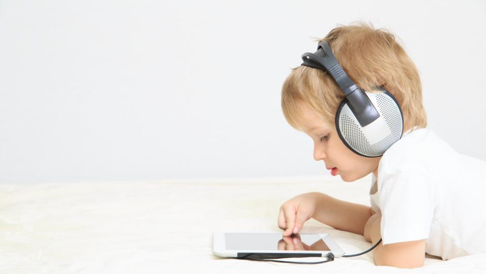 Vse več otrok nenadzorovano pred ekrani e-igrač