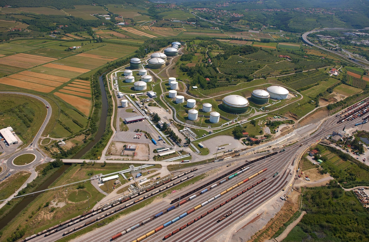(reportaža) Kje Petrol kupuje gorivo, kako oskrbuje črpalke, zakaj ...