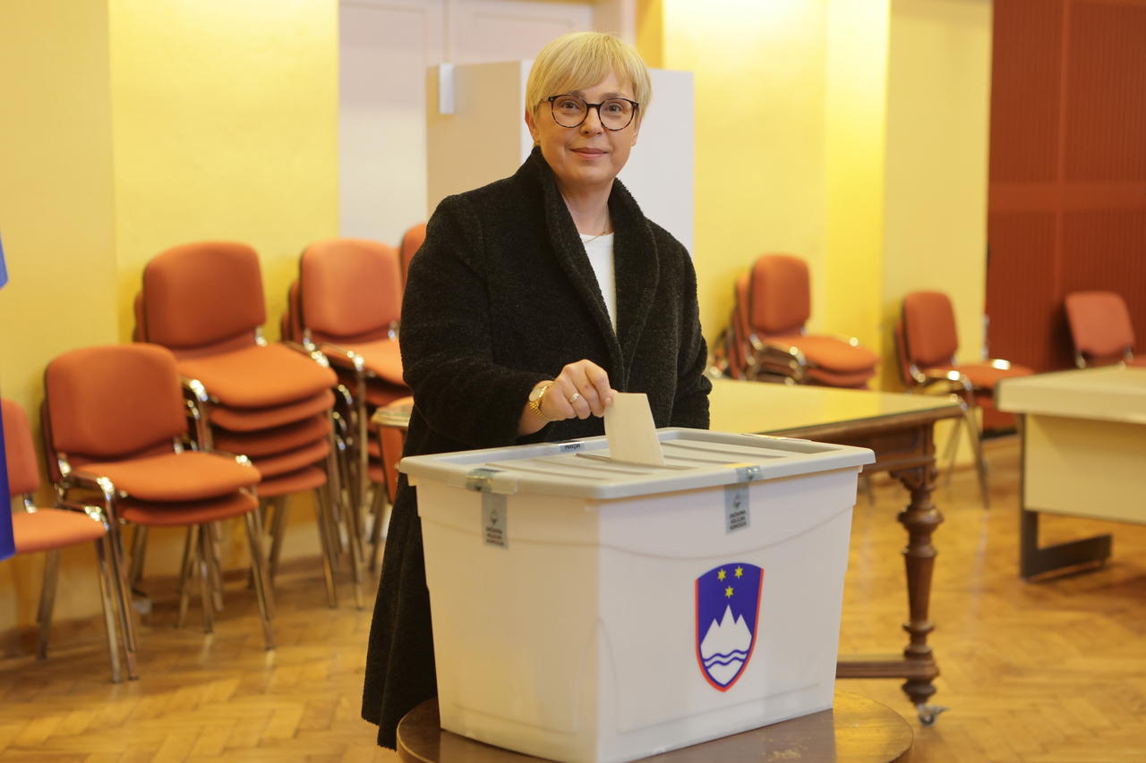 V drugi krog Anže Logar in Nataša Pirc Musar; Golob napovedal podporo ...