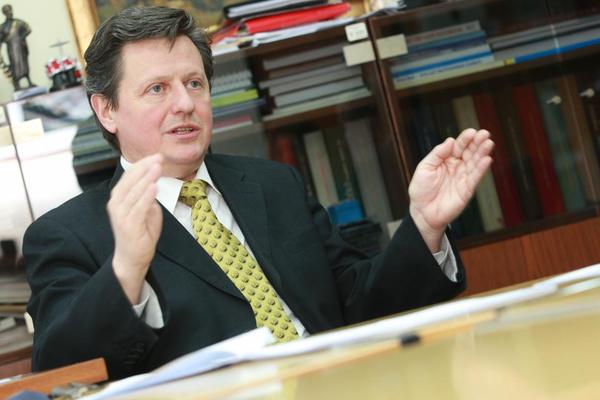 Pri materialu gre denar skozi okno, z zaposlenimi pa na nož