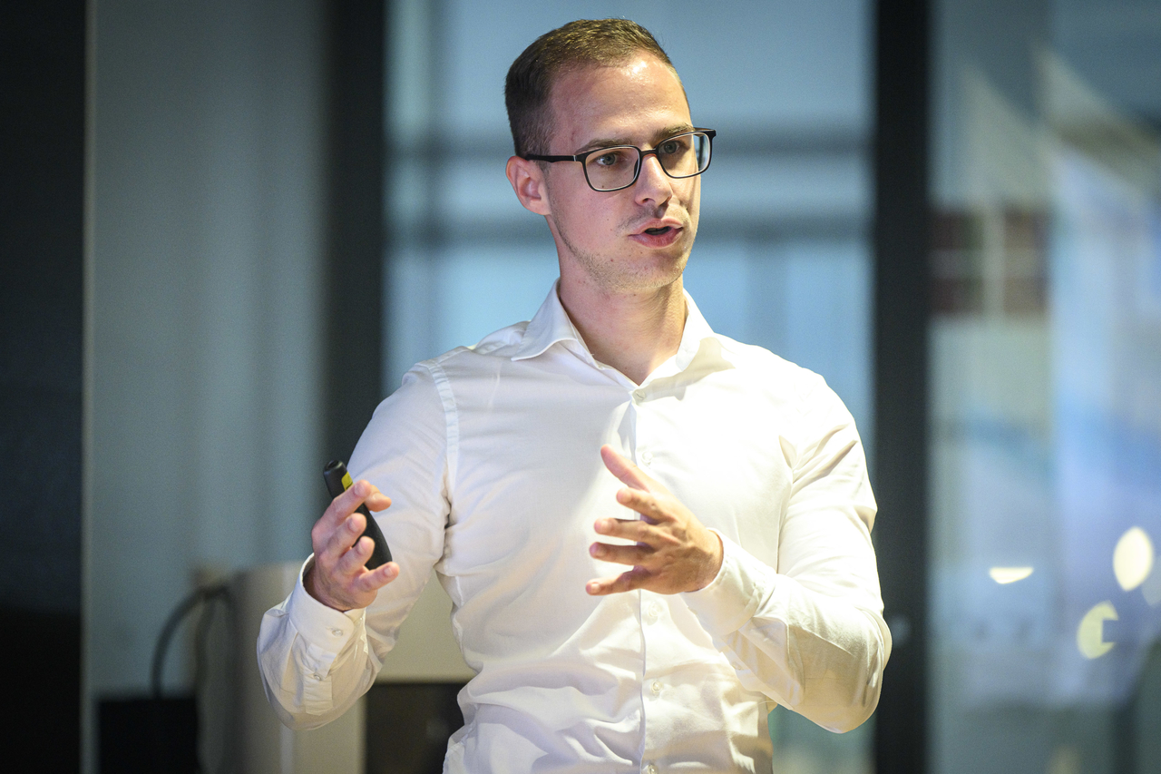 »Mama me je prijavila na Finančno šolo, ker ves denar takoj zapravim«