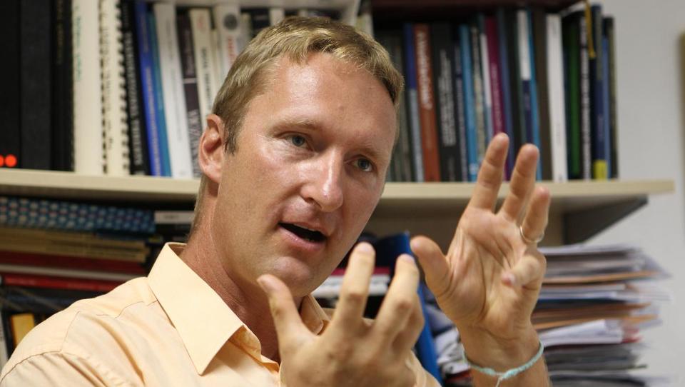 Iztok Prezelj, intervju: Teroristi hočejo, da so žrtve državljani ...