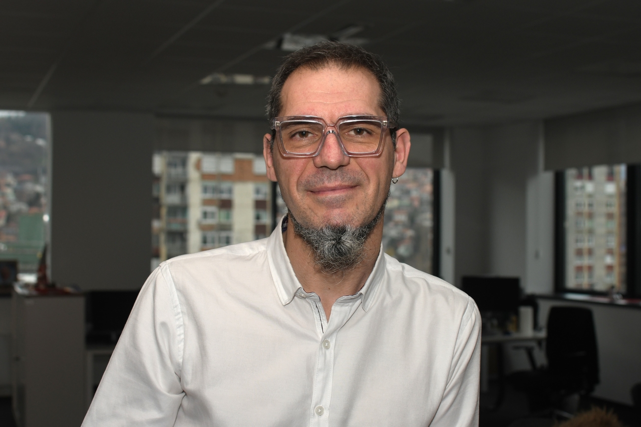 ANKETA: Kakšno leto 2024 napovedujejo direktorji IKT-podjetij