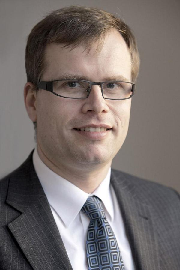 Hella: Ostajamo v Sloveniji, a stiskamo dobavitelje