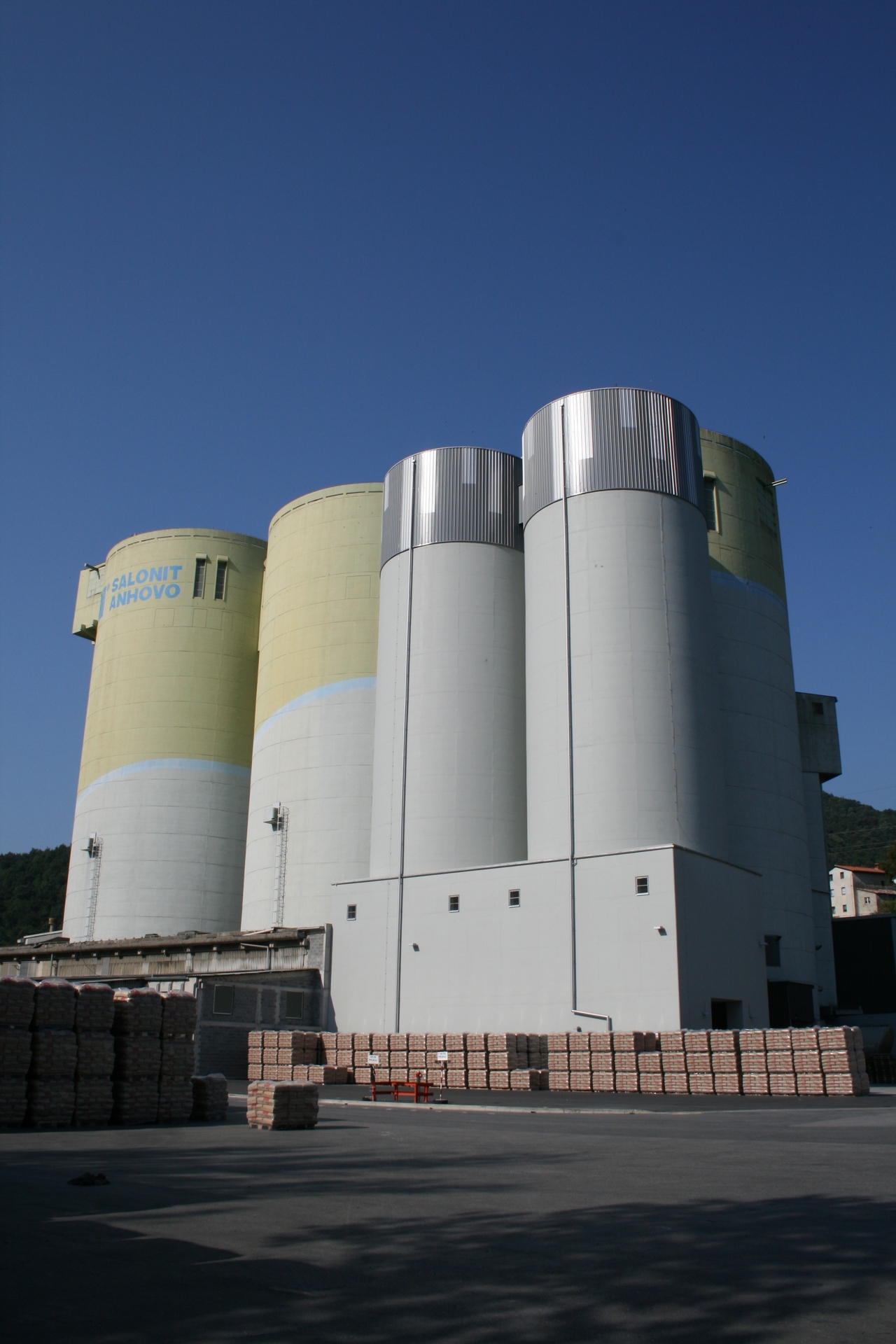 Reportaža: Kako v Salonitu Anhovo vsak dan izdelajo tri tisoč ton cementa