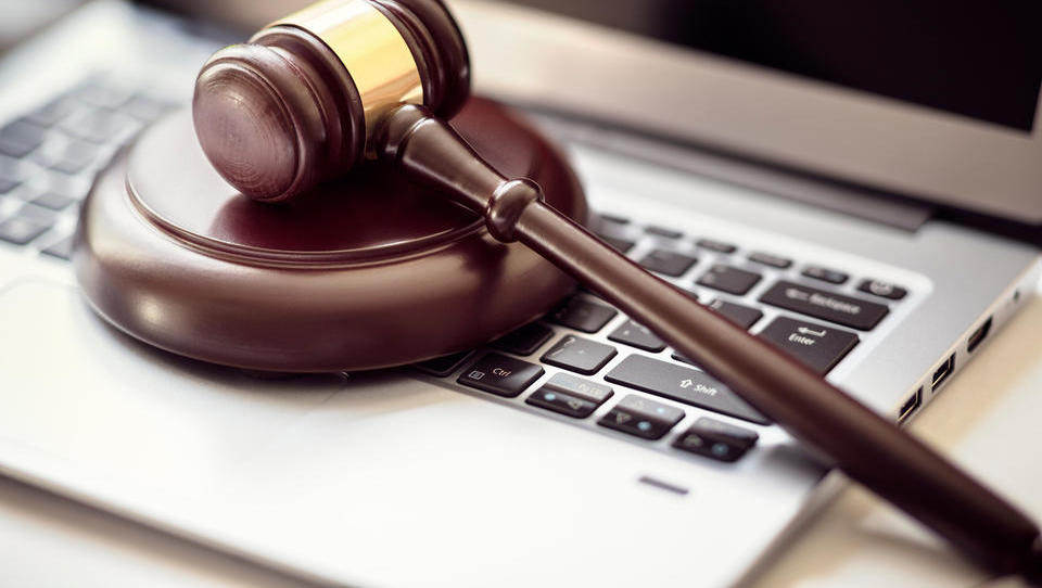 Dražbe 2024: kako so se kupci tepli za stanovanja, apartmaje, zemljišča ...