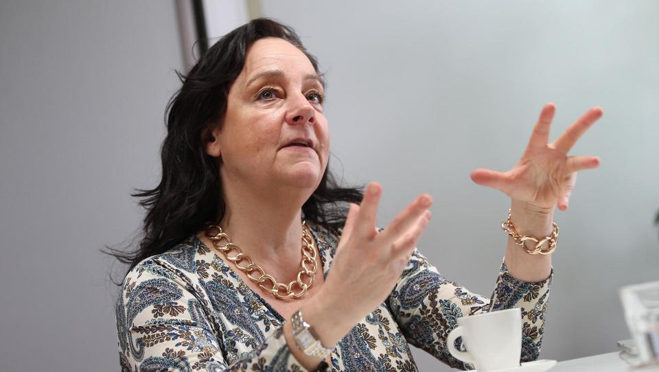 (Intervju) Jacqueline Stuart, S-invest: Slovenija gradi premalo ...