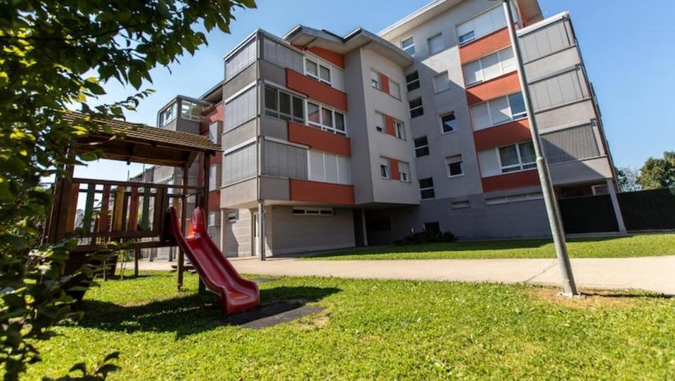 TOP dražbe: stanovanja v Tacnu, počitniške hiše na Čatežu, skladišče v ...