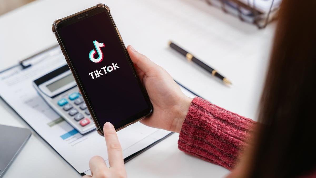 Šale, pop glasba in skrajna iskrenost: kako Tiktok spreminja prodajo ...