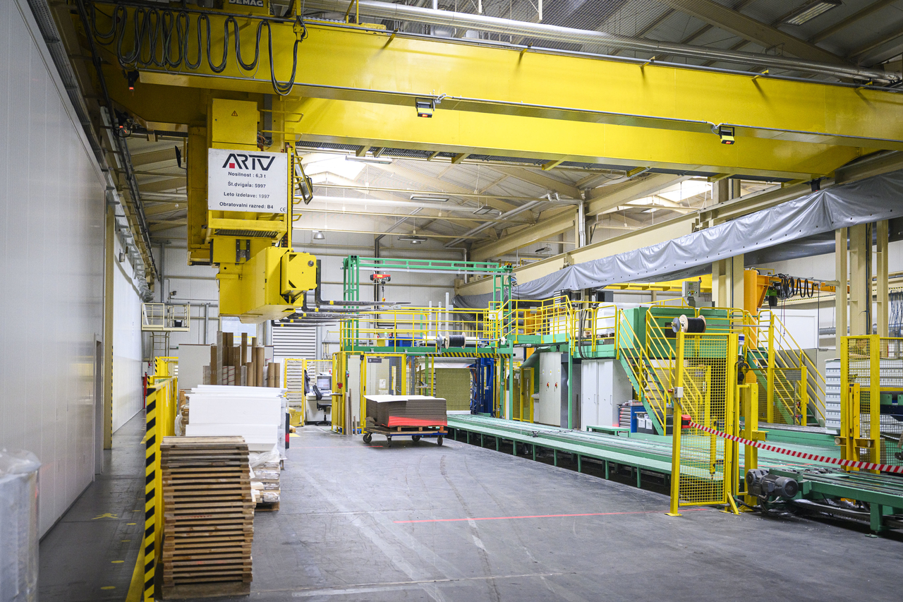 (fotoreportaža) Tesla, Airbus, Ikea, Porsche, McLaren v fasadnih ovojih ...