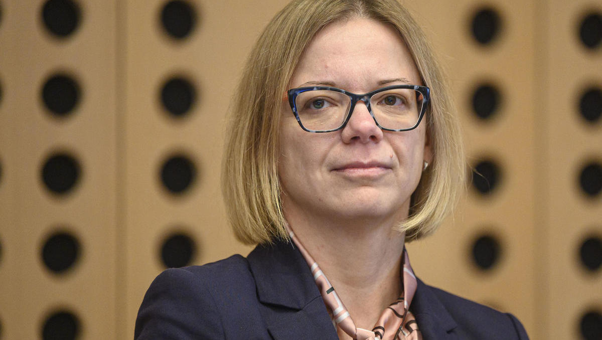 Ajanovič Hovnik: Funkcionarske plače se bodo dvignile z naslednjim ...